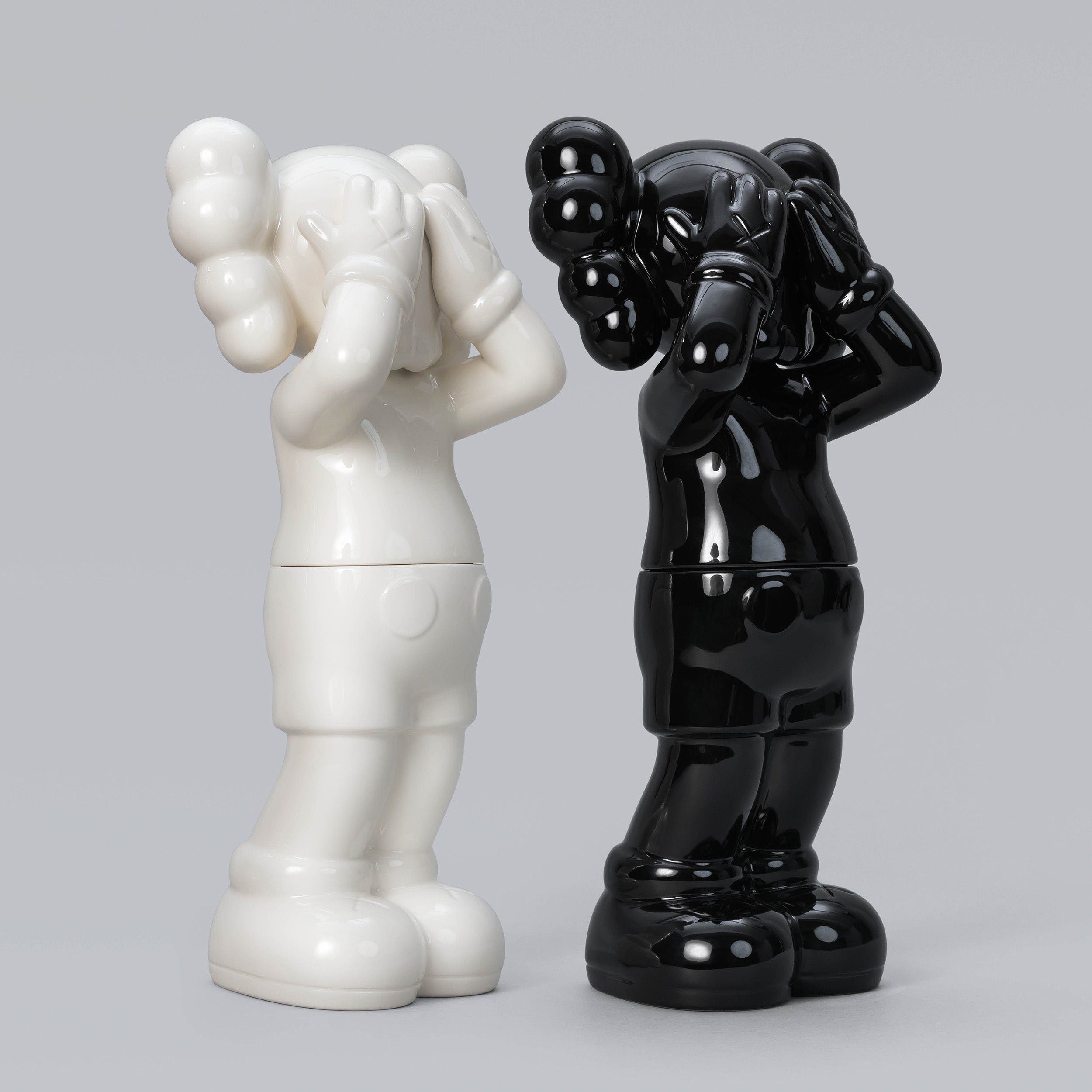 KAWS:HOLIDAY UK - Containers (Limited 1000 Sets) – DDTStore
