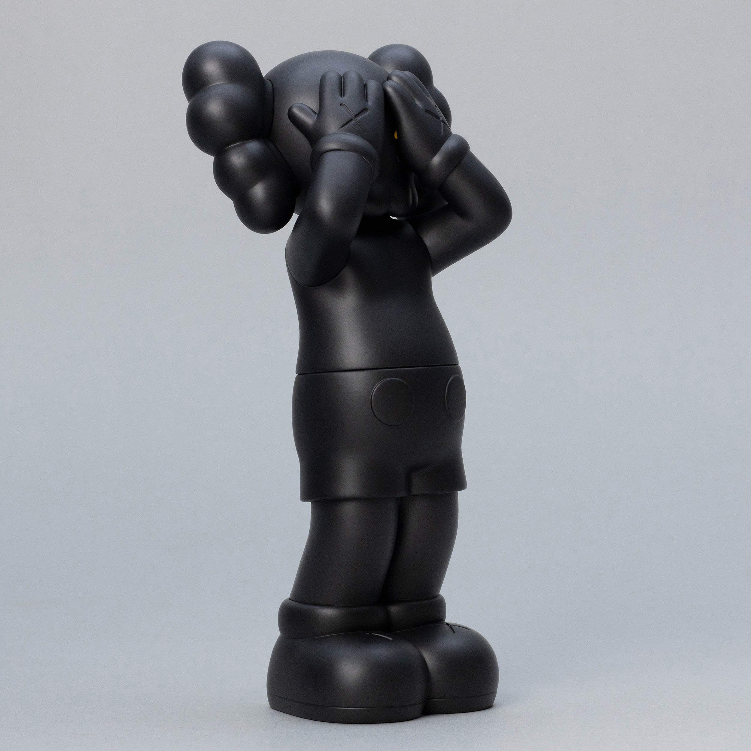 KAWS:HOLIDAY UK - Figure (Black) – DDTStore